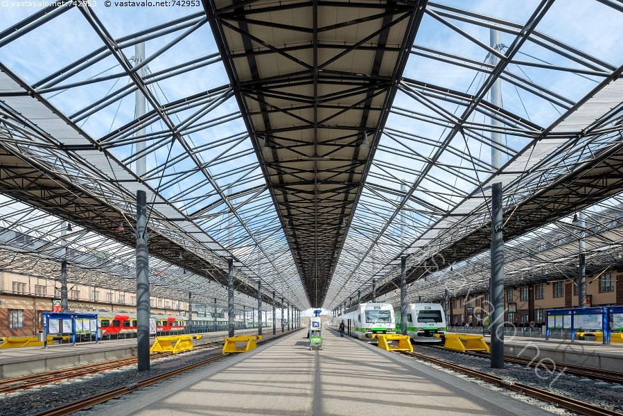 Kuva: Juna-asema - raide matkustajat matkustaminen karkaistu Helsinki ...