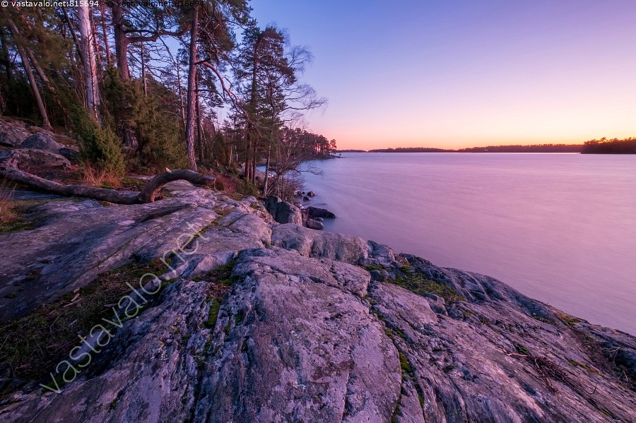 Kuva: iltavaloa kalliorannalla - ranta kallioranta rantakallio meri ...