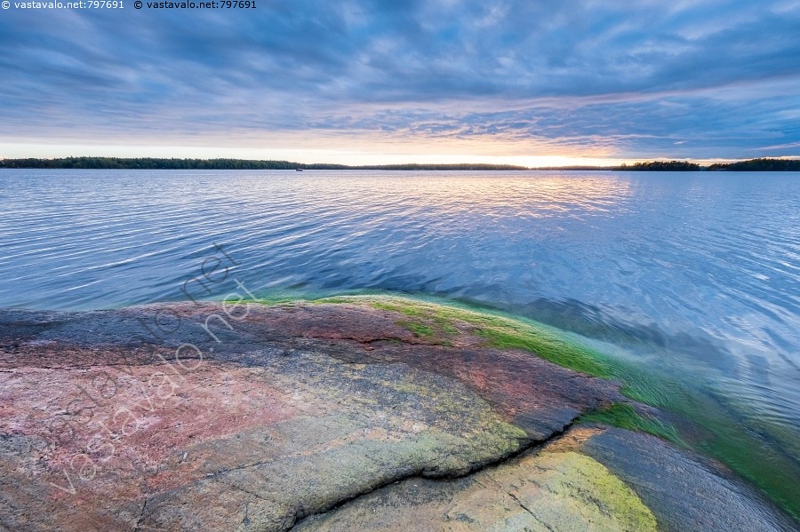 Kuva: Pilvinen ilta saaristossa - saari kallio rantakallio saaristo ...