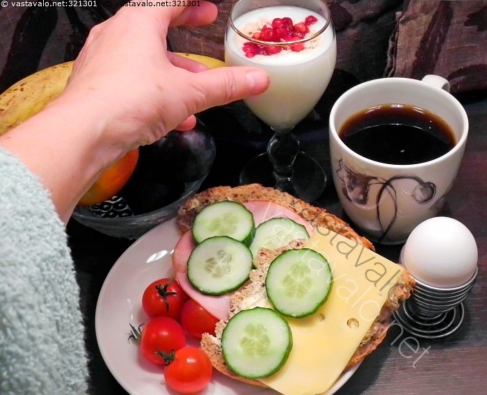 Kuva: Aamiaisen kimppuun - aamiainen aamupala syödä aamiaista ravitseva ...