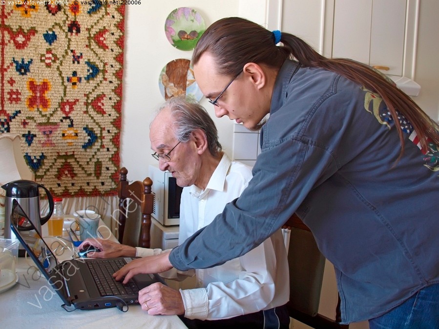 Kuva: Oppia ikä kaikki - vanhus opettelee tietotekniikkaa tietokone ...