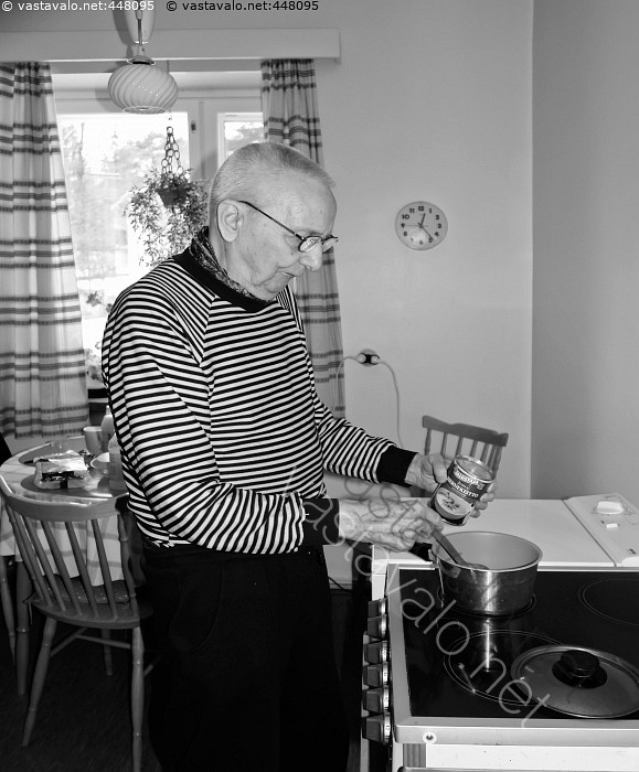 Kuva: Vanhus lämmittää ruokaa - hernekeittopäivä ruoanlaitto kokkaus ...