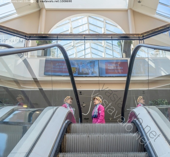 Kuva: Vanhus kauppakeskuksessa - vanhus kauppakeskus seniori kauppa ...