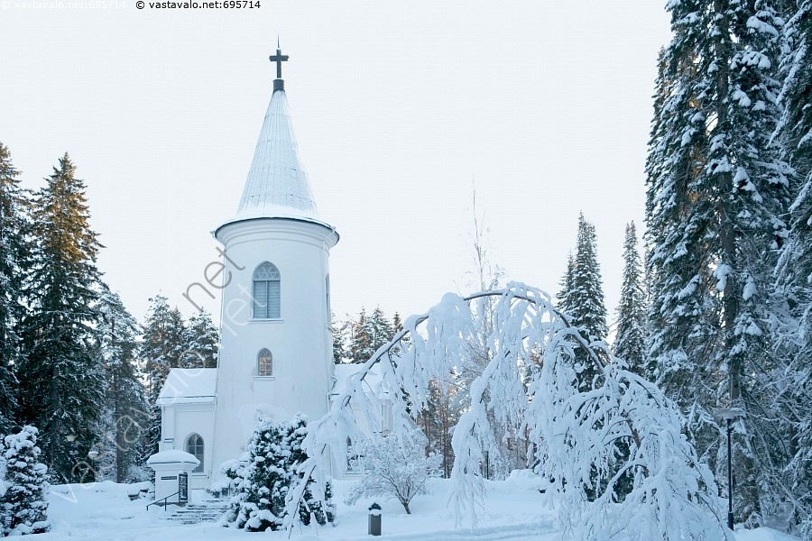 Kuva: Kirkko talvisen luonnon ympäröimän - talvinen luonto metsä ...