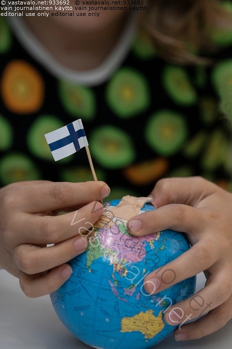 Kuva: Lapsi on laastaroinut sairaan maailman - lapsi maapallo leikki ...