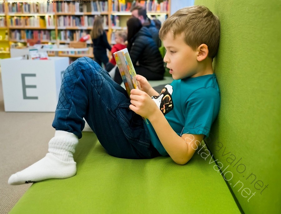 Kuva: Lapsi lukee kirjaa kirjastossa - kirjasto kirjastonkäyttäjä ...