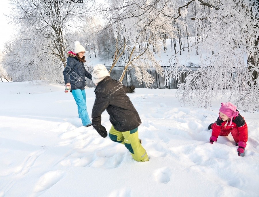 Kuva: Lumessa leikkiminen on kivaa - lapsi lapset lapsuus lapsiperhe ...