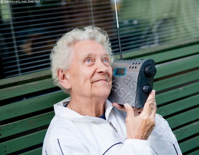 Kuva: Musiikki vie nuoruuteen - ikääntynyt kuuntelee musiikki musiikkia ...