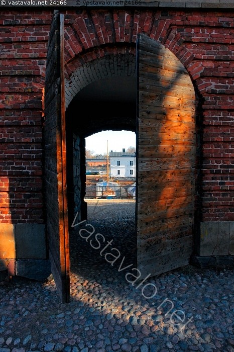 Kuva: Ovinäkymä - ovi ovet portti puuovet auki raollaan näkymä ...