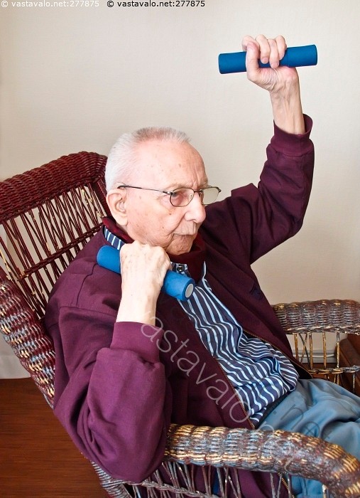 Kuva: Kunnossa kaiken ikää - vanhus vanha kuntoilija kuntojumppa iäkäs ...