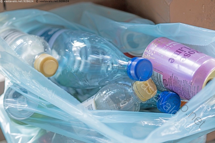 Kuva: Palautuspulloja kaupan pullonpalautukseen menossa - pullo ...