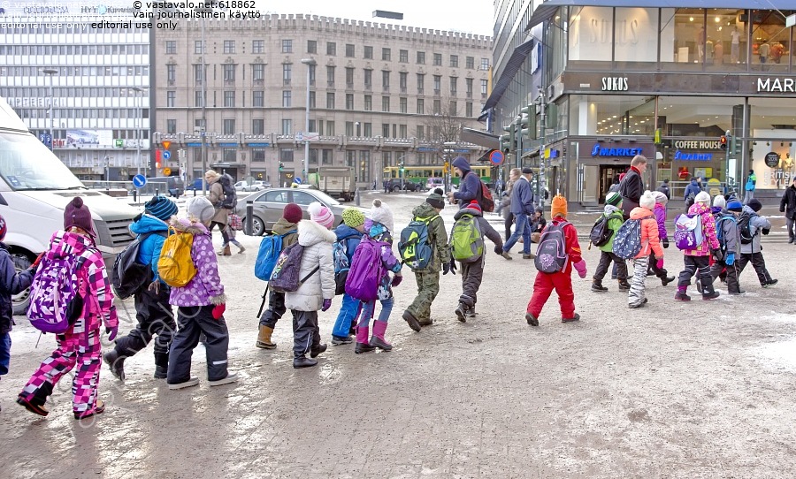 Kuva: Lapset liikenteessä - ryhmä lapset lapsi kävellä kulkea tyttö ...