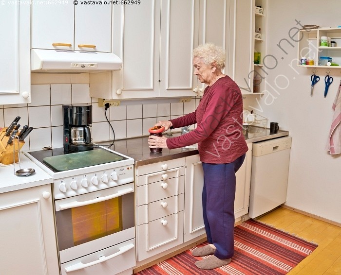 Kuva: Vanhus yrittää avata tiukkaa purkin kantta - apuväline tiukka ...