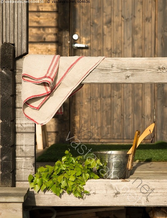 Kuva: Saunalla - mökkisauna vihta vasta löylykiulu pellavapyyhe ...