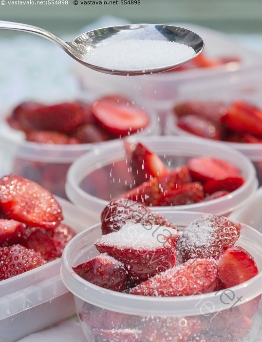 Kuva: Ripaus sokeria pakastemansioille - pakastettavat mansikat sokeri ...