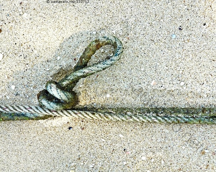 Kuva: Köysi hiekassa - solmu vetosolmu kiinnitysköysi solmussa hiekassa ...