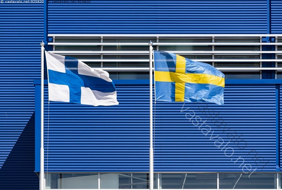 Kuva: Suomen ja Ruotsin liput liehuvat - Suomi Ruotsi lippu lipputanko ...
