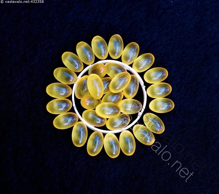 Kuva: D-vitamiini kukkii - vitamiinipilleri kalanmaksaöljy D vitamiini ...