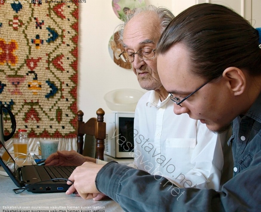 Kuva: Vanhus opiskelee tietotekniikkaa - vanhus atk tietokone opetus ...