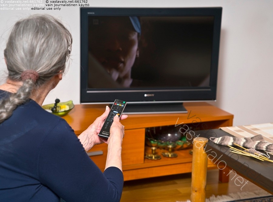 Kuva: Vanhus katsoo televisiota - vanhus televisionkatselu kaukosäädin ...