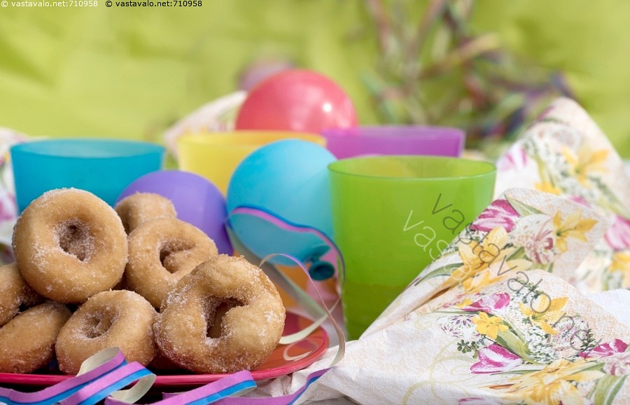 Kuva: Vappupöytään katettuja herkkuja - vappu leivonnainen ...