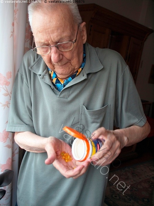 Kuva: Vanhus syö vitamiinejä - vanhus vanhuus ikämies pappa iso-isä ...