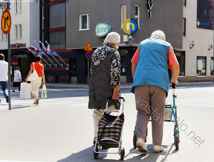 Kuva: Mummot kauppareissulla - rollaattori nainen vanhus laukku sinistä ...