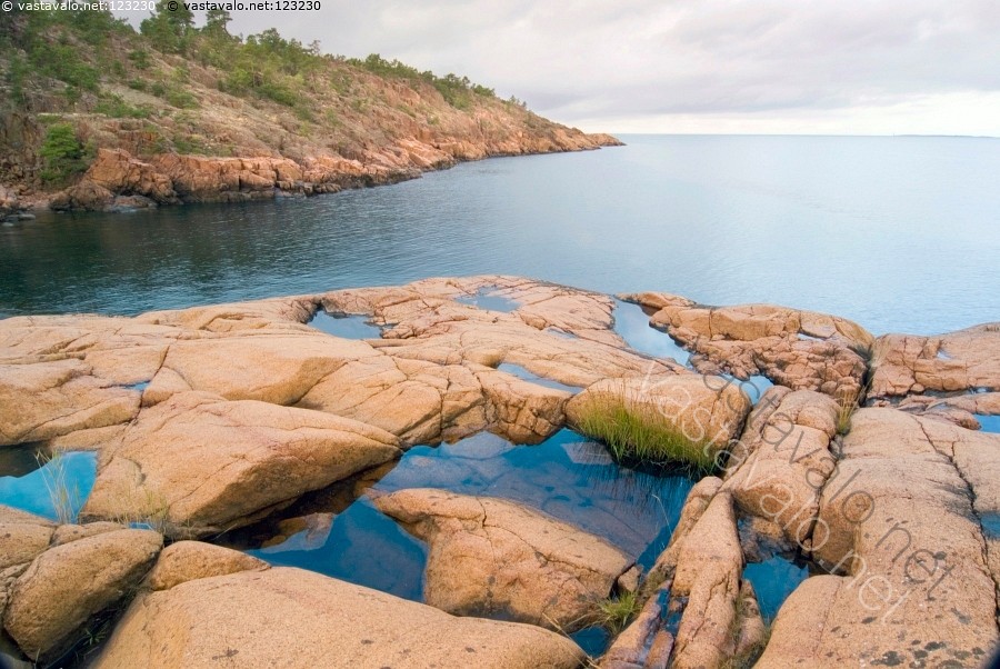 Kuva: Getan kallioita - meri ranta kallio rapakivi graniitti punainen ...