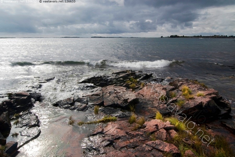 Kuva: Syksyn alkua - meri ranta pilvi synkkä tuuli kivi kallio syksy ...