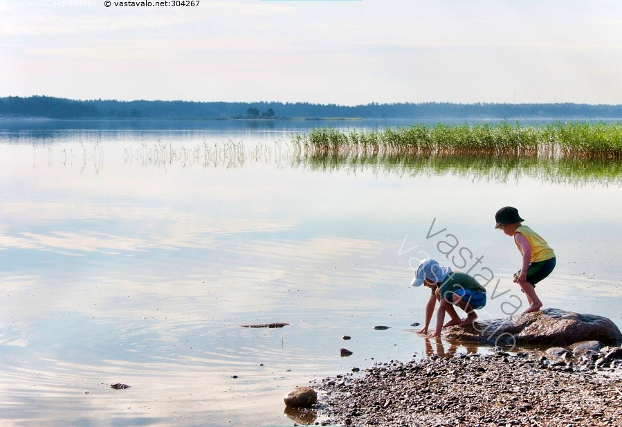 Kuva: Rantaleikit - meri ranta lapsi lapset leikki rannalla tyyni kesä ...