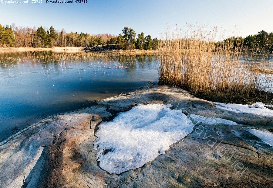 Kuva: Keväinen ranta - meri ranta kallio rantakallio lumi kevät ...