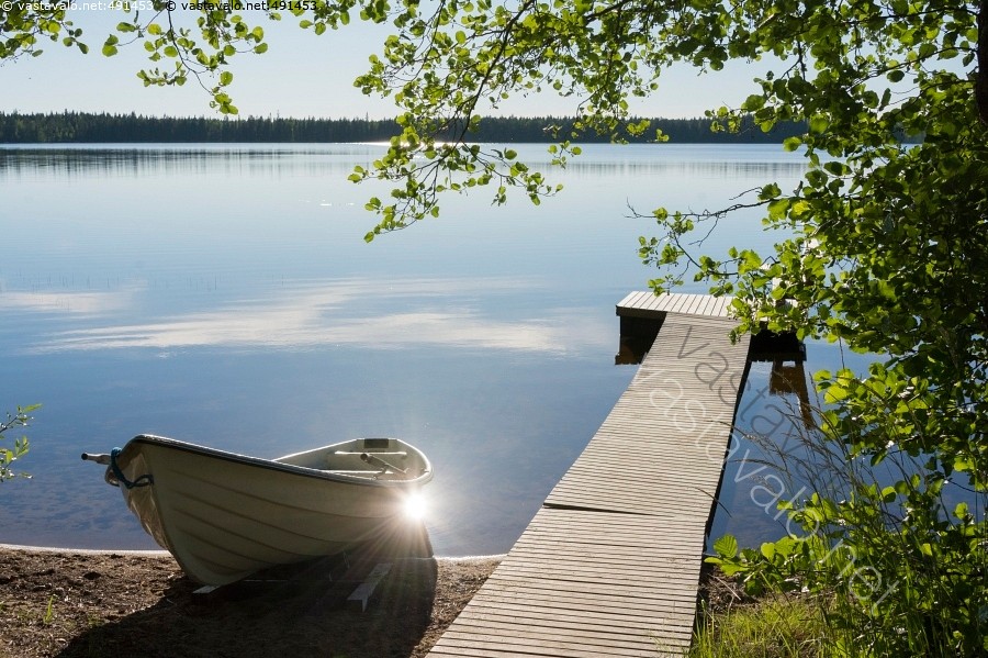 Kuva: Laituri ja vene - järvi ranta laituri vene soutuvene tyyni ...