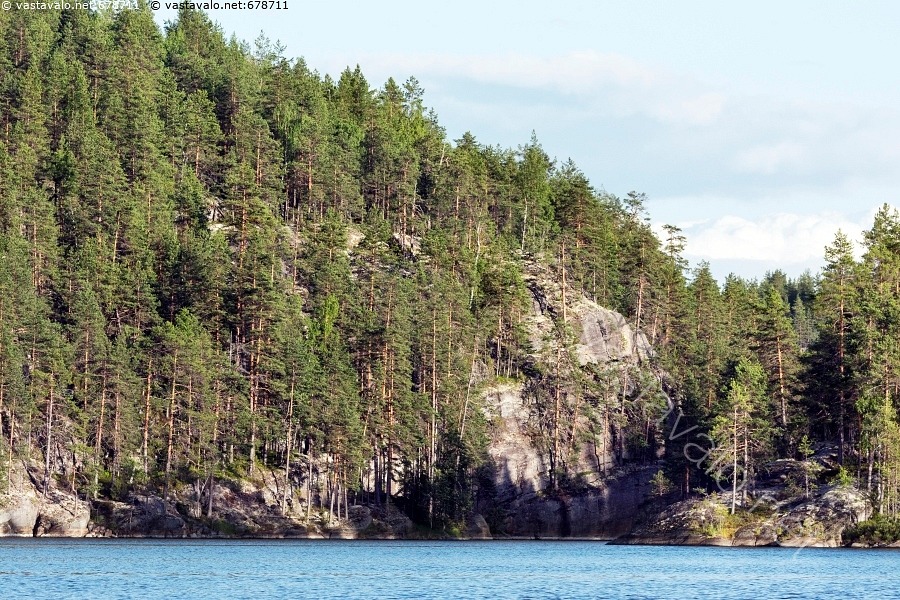 Kuva: Oulunsaari - järvi kallio rantakallio jyrkänne tyyni Pihlajavesi ...