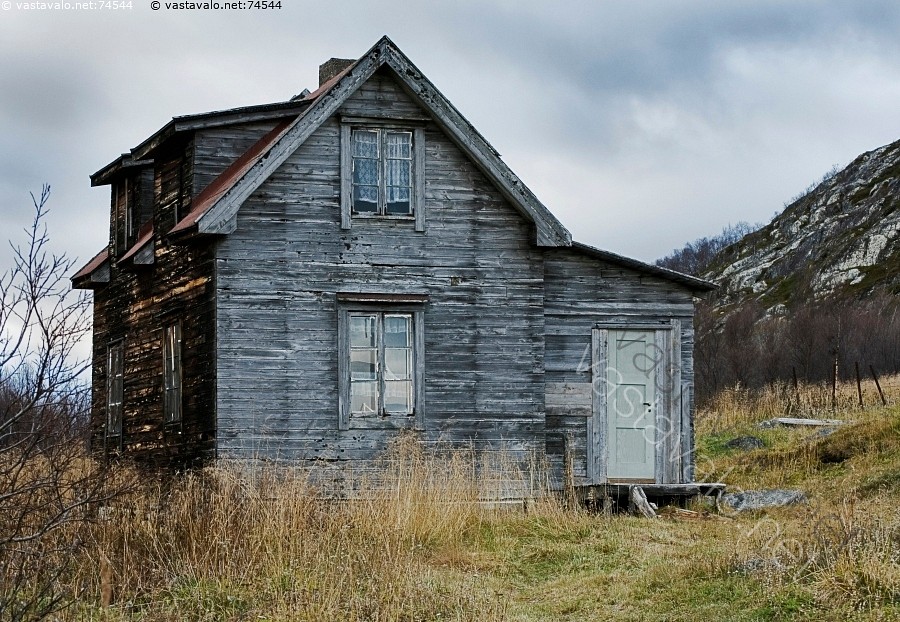 Kuva: Talo - talo puu vanha lappi autio hirsi syksy synkkä rakennus ...