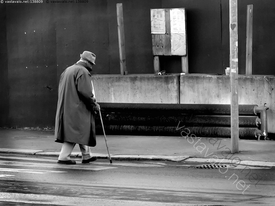 Kuva: Kotimatka - vanha mies vanhus eläkeläinen ylittää katua kadun ...