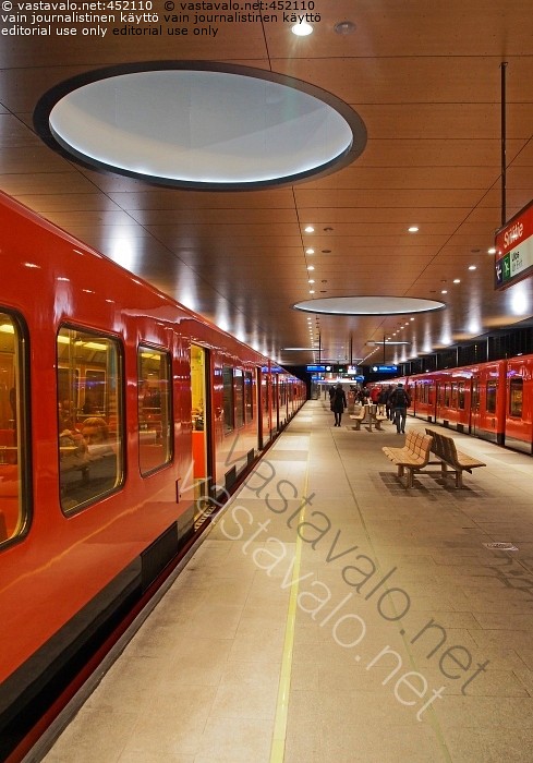 Kuva: Metroasemalla - metro metrojuna metroasema metropysäkki Siilitie ...