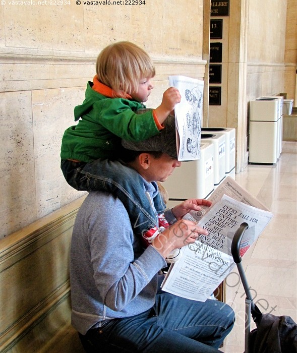 Kuva: Rauhallinen lukuhetki - lapsi poika isä mies olkapäillä ...