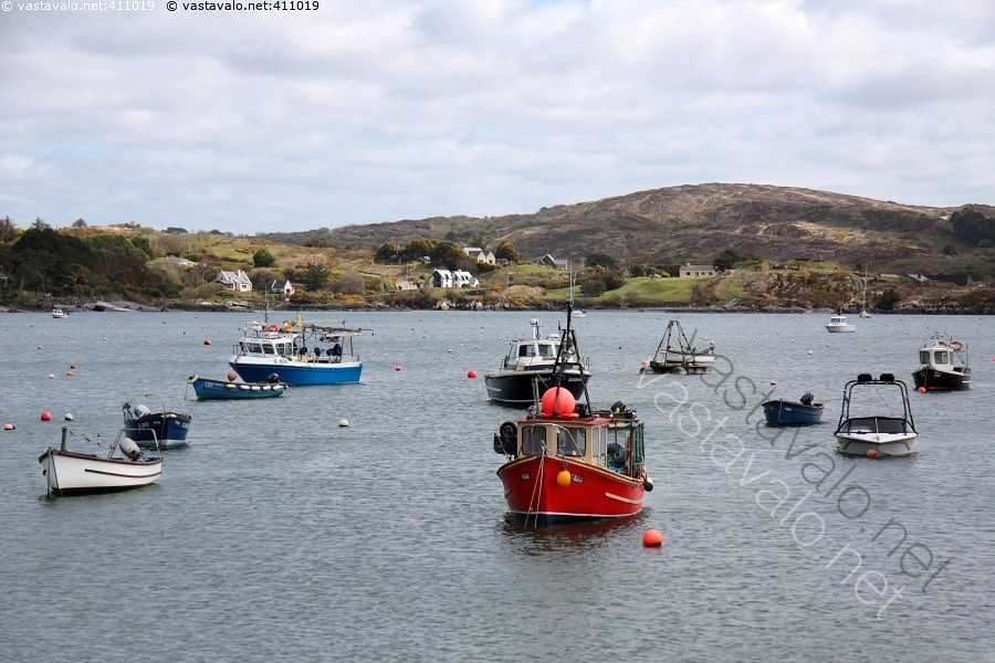 Kuva: poijuissa - vene veneet satama poiju poijut meri punainen sininen ...