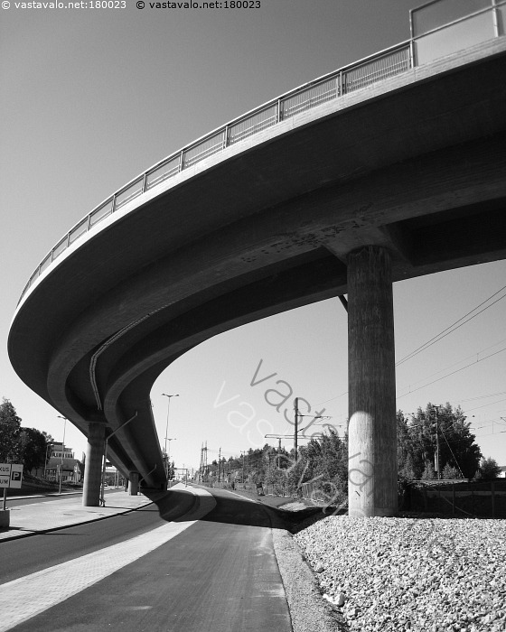 Kuva: Betoninen kaari - silta ramppi väylä katu tie Pasila Hakamäentie ...