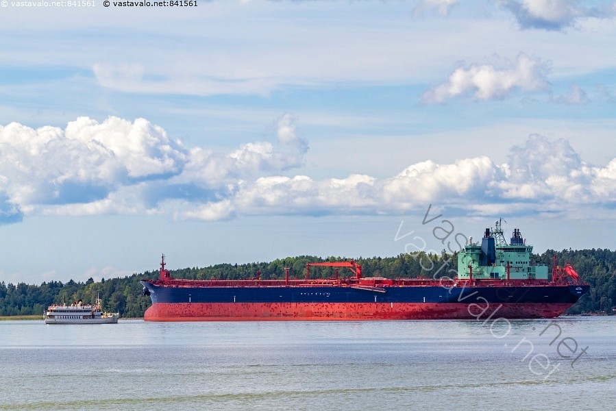Kuva: Raakaöljytankkeri M/T Mastera ja höyrylaiva S/S Ukkopekka - meri ...