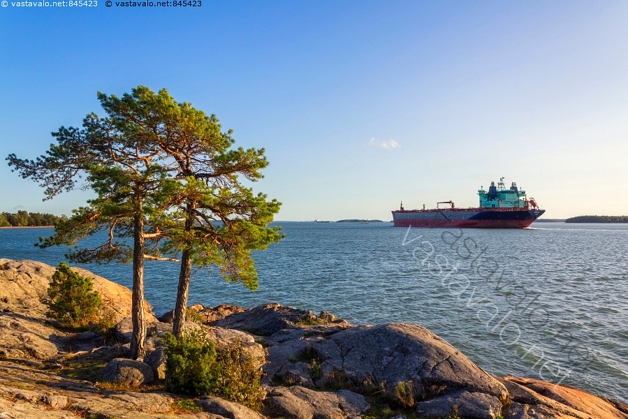 Kuva: Raakaöljytankkeri M/T Mastera ohittaa Saaronniemen - meri Itämeri ...