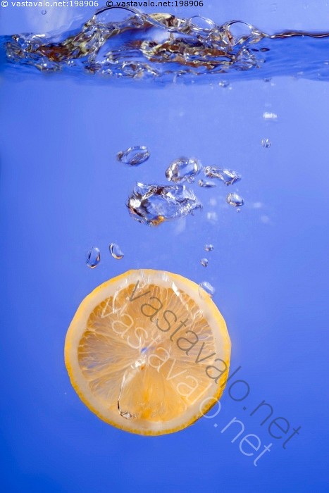 Kuva: Sitruunan viipale - sitruuna mauste viipale vedessä juomassa c ...