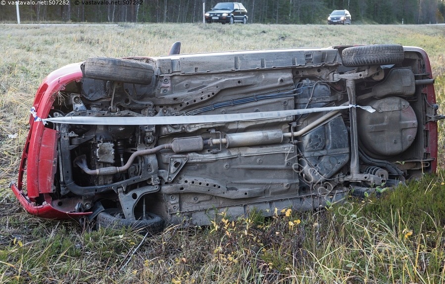 Kuva: Auto ojassa - auto farmariauto pohja pakoputki alusta alapuoli ...