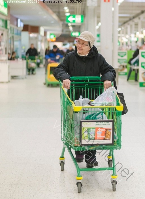 Kuva: Kaupassa - päivittäistavarakauppa käytävä nainen ikäihminen ...