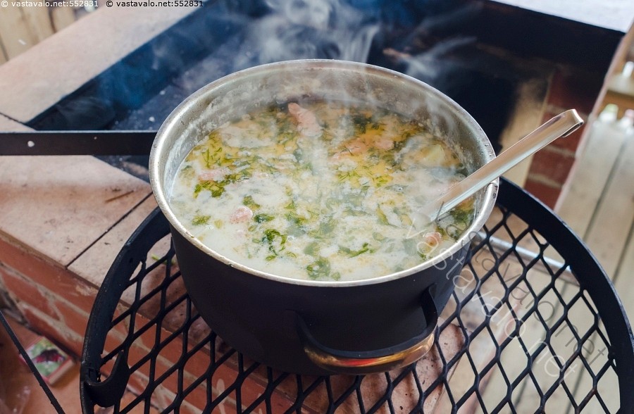 Kuva: Ulkona tehty kalakeitto - kesä grilli tiili ritilä tiilet tilli ...