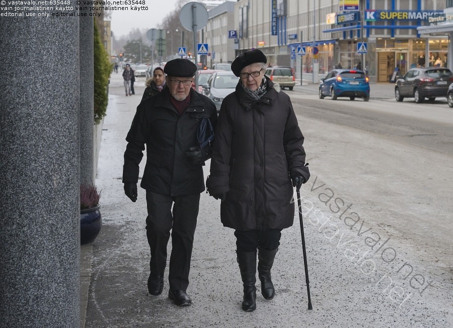 Kuva: Päiväkävelyllä - nainen mies katu joulukuu yhdessä parta kassi ...