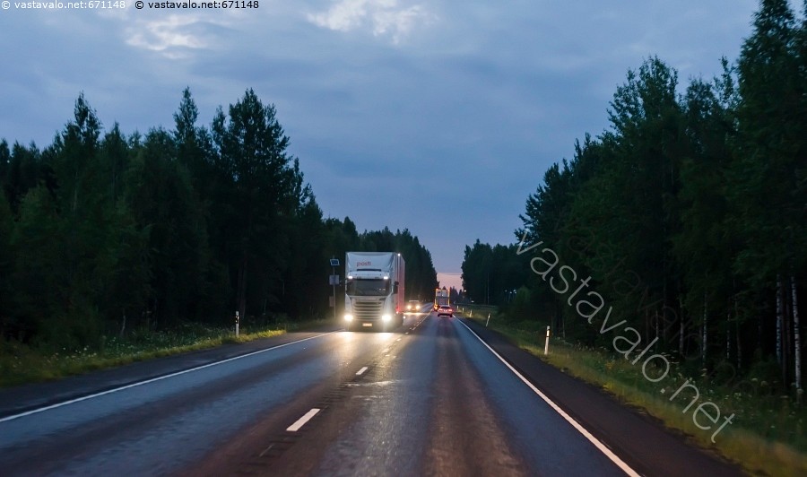 Kuva: Postin kuljetusta - yö kesäyö maantie posti autot liikenne ...