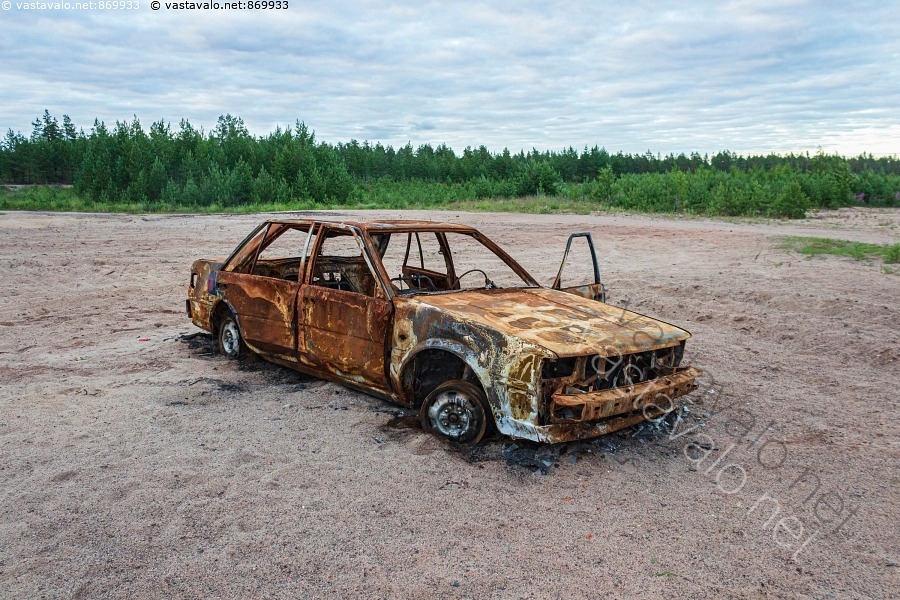 Kuva: Käristetty autonraato - poltettu palanut tuhottu auto henkilöauto ...