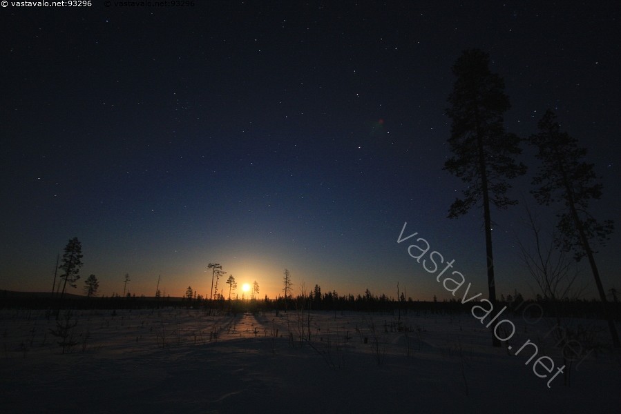 Kuva: Öinen lamppu nousee - kuu kuutamo nousu yö loistaa kylmä pakkanen ...