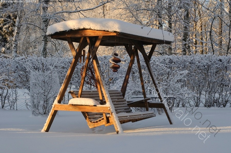 Kuva: Talvi puutarhassa - pihakeinu puinen puukeinu keinu talvi piha ...